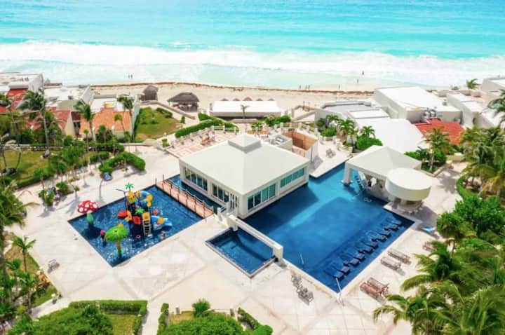 Wake Up To The Ocean | Penthouse W/private Balcony - Cancún