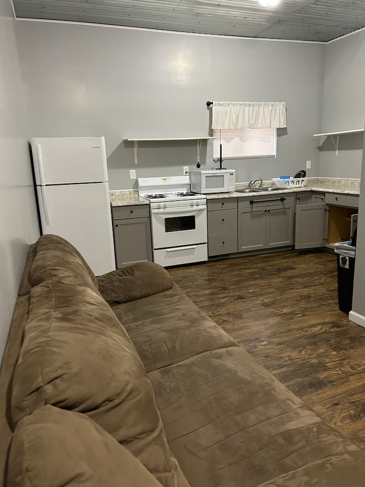 Quaint Main Street Apartment In West Union - Sherwood Lake, New Milton