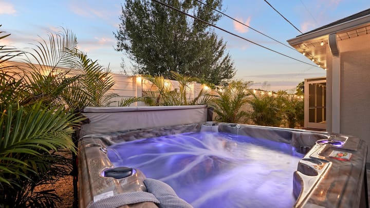 Azure Relaxing Escape Villa | Private Pool & Spa - Venice, FL