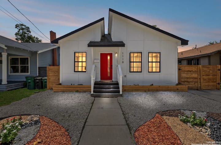 Modern House Close To Downtown! 5 Beds 3 Bath - Alamo Heights, TX