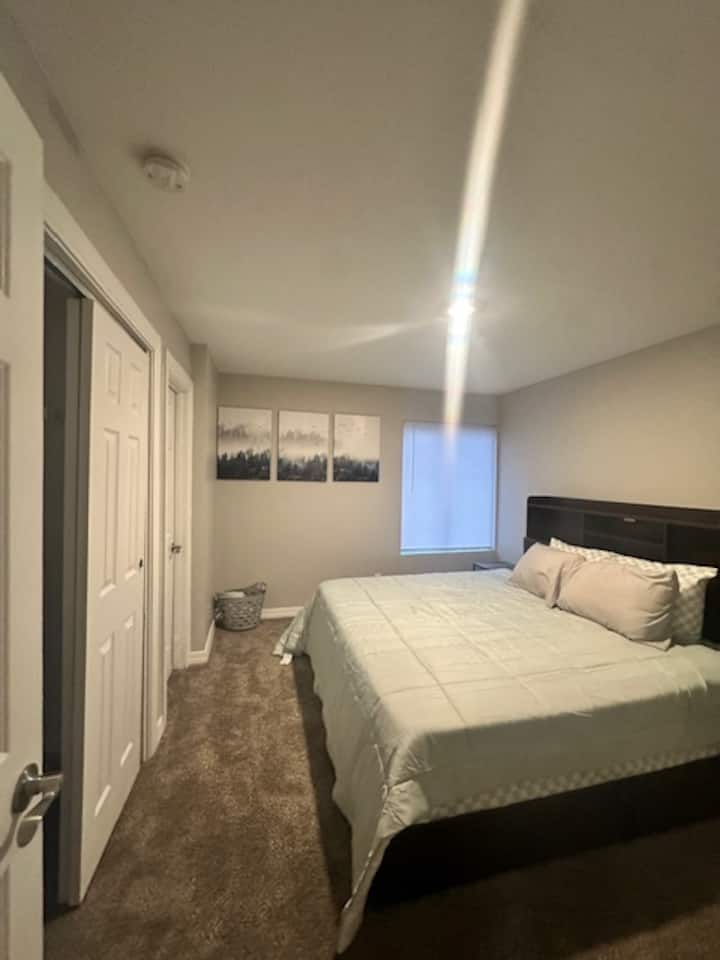 Cozy King Hideaway - Traders Point, IN