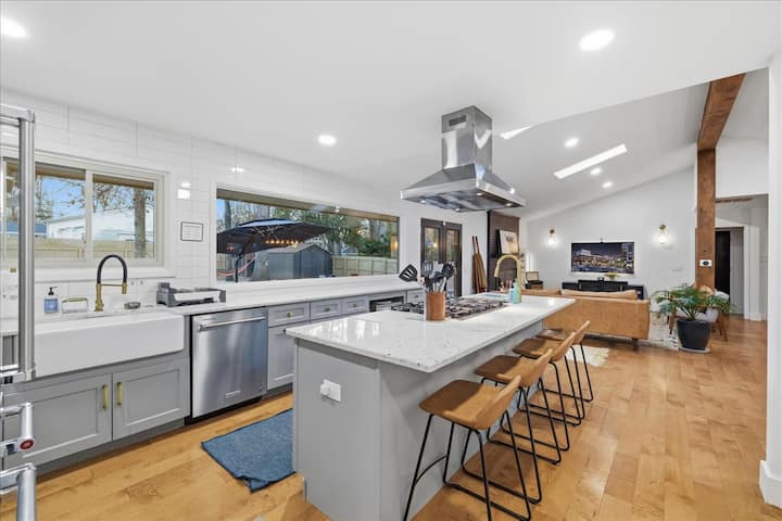 The Mid-century Edit | Hosts Up To 8 Guests - Cary, NC