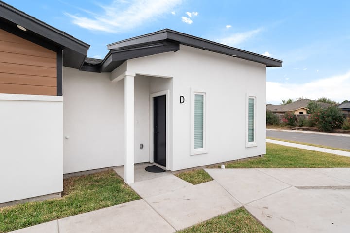 The Oak Park Duplex - La Paloma, TX