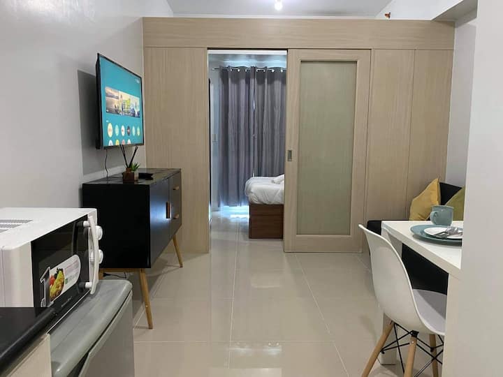 Beautiful High Rise Makati Condo With Resort Pools - Makati
