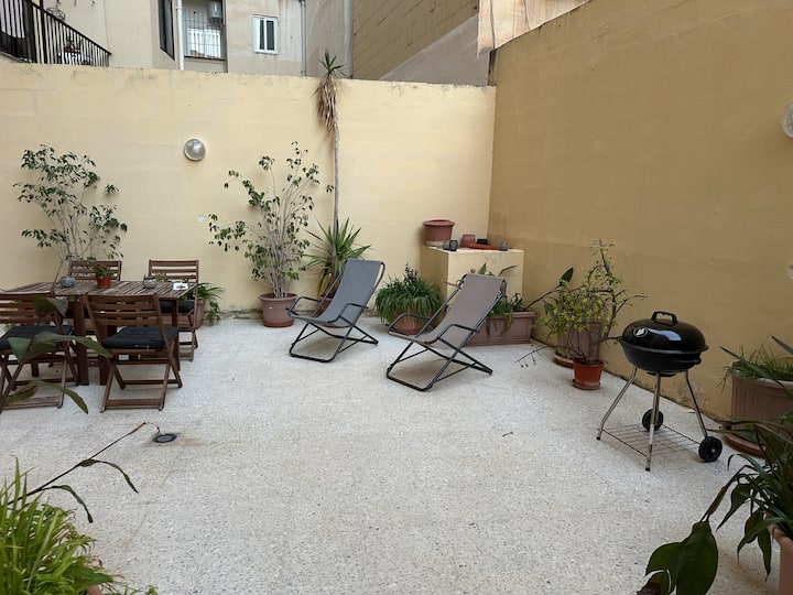 Spacious Garden Home Near Sea In Sliema - Valletta