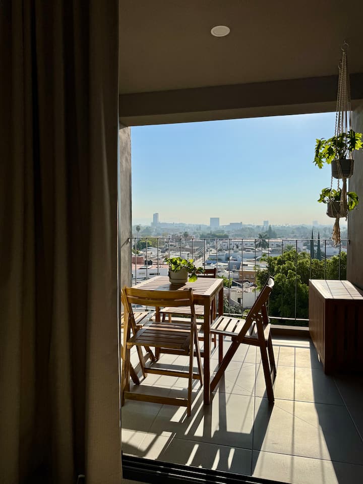 Bright Mornings, Cozy Nights & City Views - León