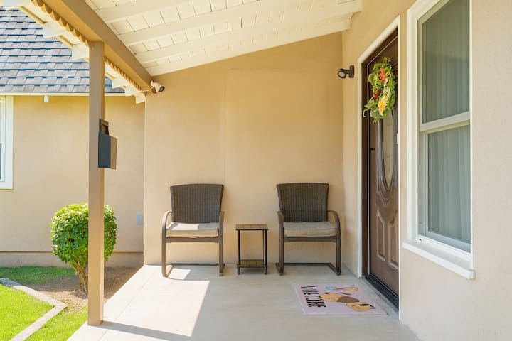 3br/3ba Sunny Corner Ranch Front Home ·3 Ensuites! - West Covina, CA