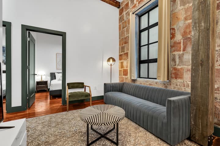 French Quarter, Saenger Next Door, Streetcar, Pool - New Orleans, LA