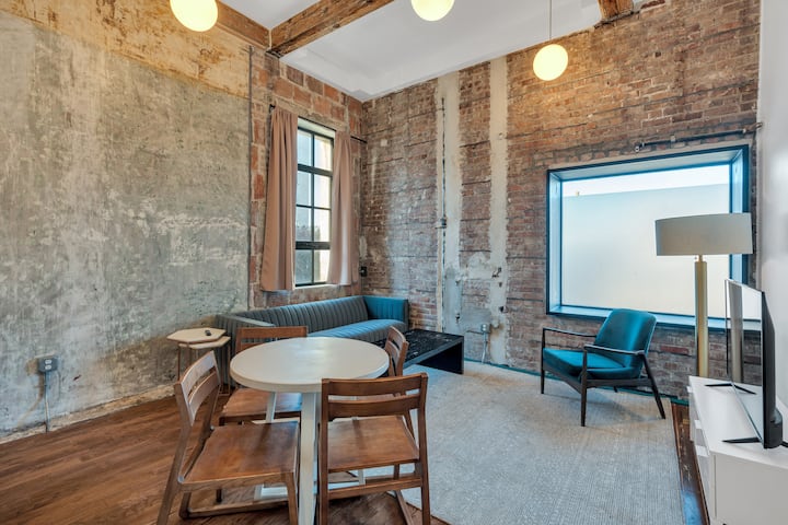 French Quarter, Saenger Next Door, Streetcar, Pool - New Orleans, LA