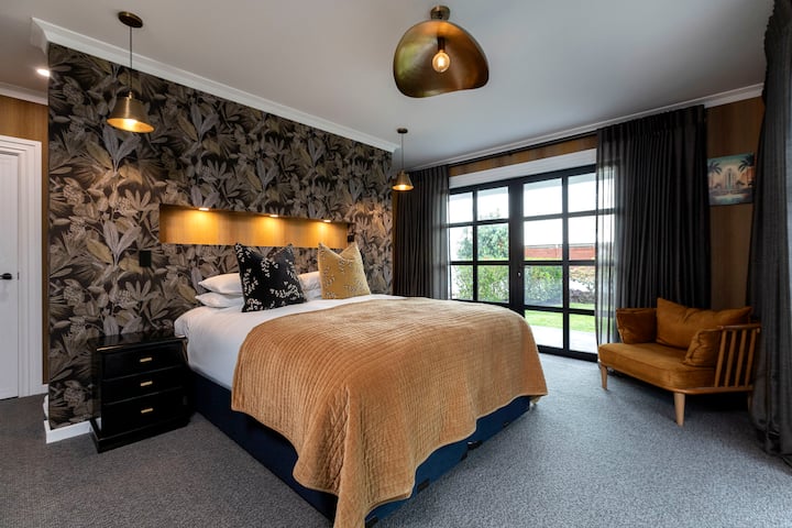 The Deco Retreat – Gold Room (Ensuite & Lounge) - Hāwera