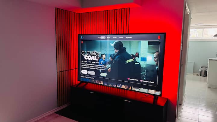 Spacious Basement, 75” Tv, Free Breakfast, Parking - Brampton