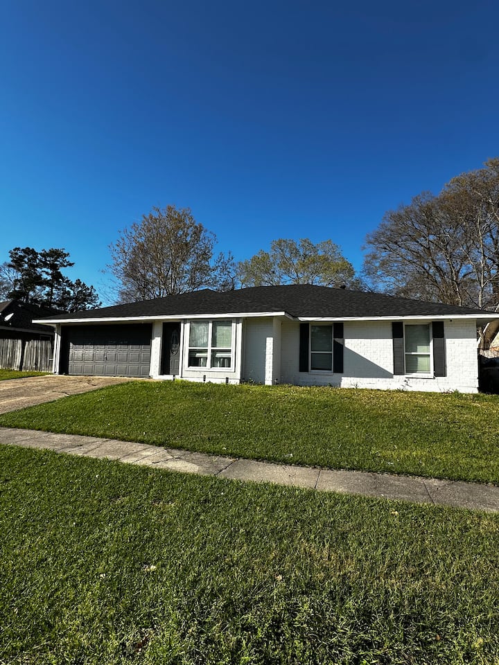 4 Bedroom+game Room 3.5 Baths Near Lsu & I-12 - Baton Rouge, LA