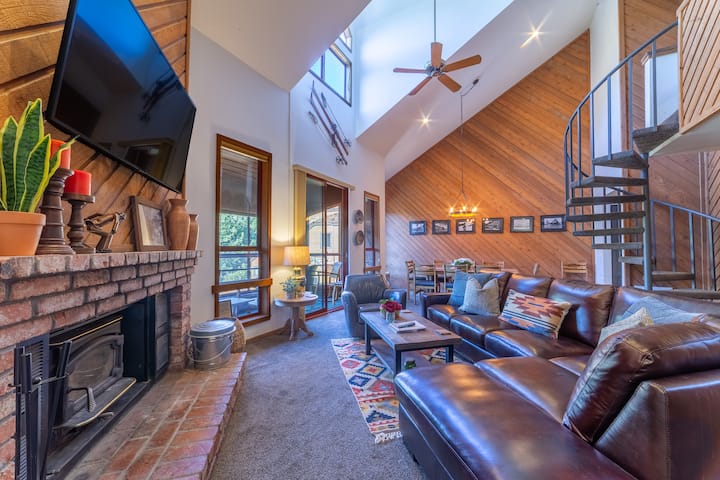 Skier's Delight Great Views, 6 Beds +Walk To Eagle - Mammoth Lakes, CA