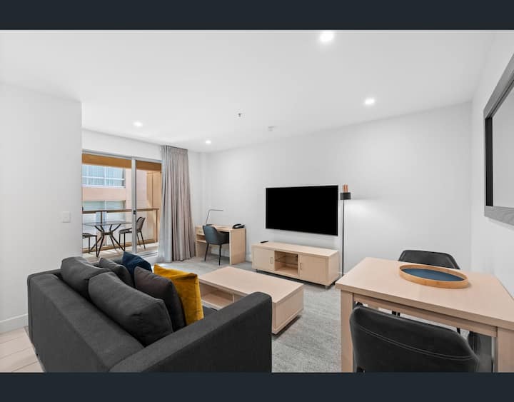 Modern Glenelg Apartment | Walk To Beach & Jett - Glenelg