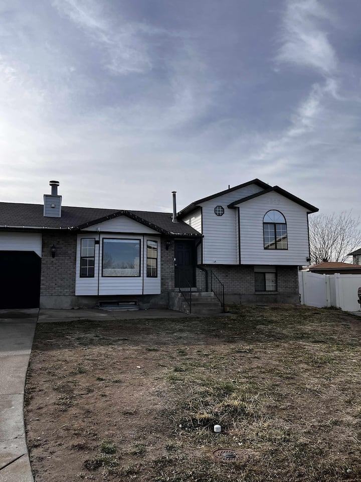 Cozy House In West Valley City. - West Valley City, UT