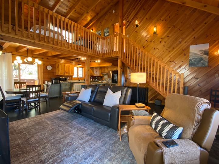 Modern Mountain Cabin W/ Hot Tub, Scenic Views - United States