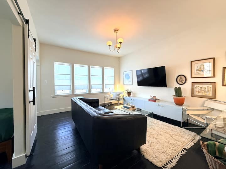 La Maison Galerie, 4bd Retreat In Walker's Point - Milwaukee, WI