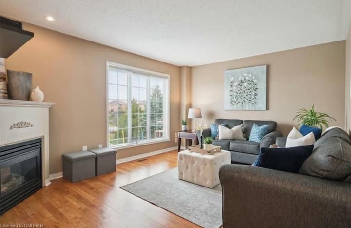 Peaceful Home With Private Backyard & Pond - Brampton