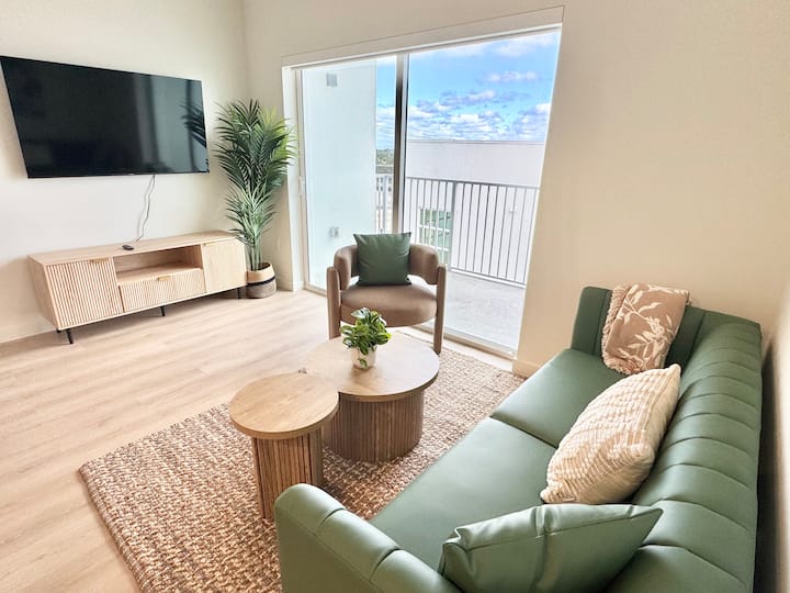 Luxury & Modern 3bed/2bath Close To Beach - Gym - Palm Springs, FL