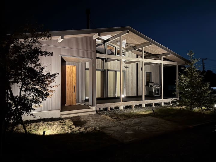 愛犬可|ドッグランあり|駐車場複数台無料|一軒家貸切|洗練されたデザインの平屋で愛犬との休暇を - Takayama