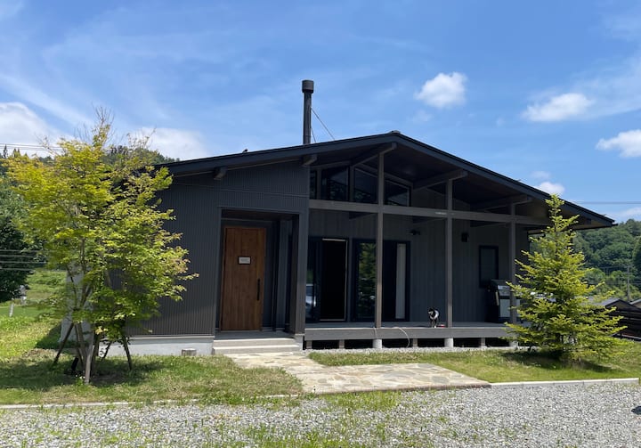 愛犬可｜ドッグランあり｜駐車場複数台無料｜一軒家貸切｜洗練されたデザインの平屋で愛犬との休暇を - Takayama