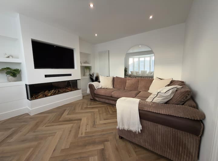 Luxury Modern 3-bed Retreat | Sleeps 8 + Parking - Fareham