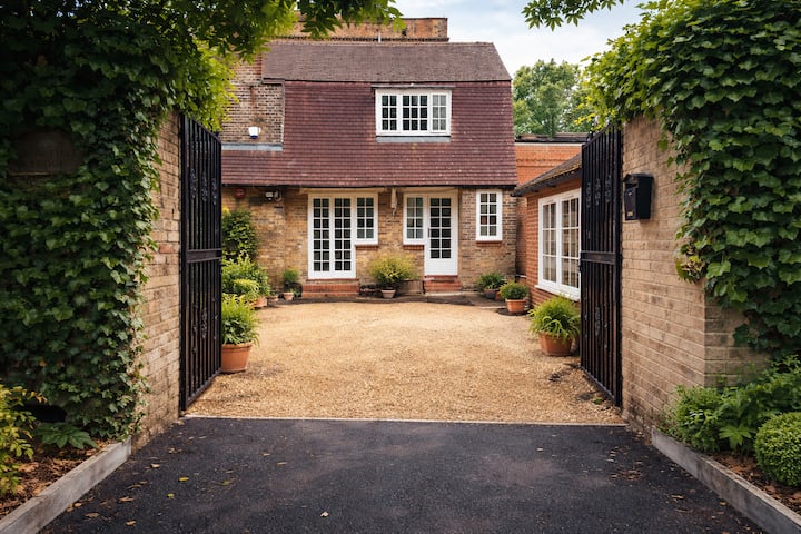 Gated Historic Cottage Near Heathrow & Windsor - Slough