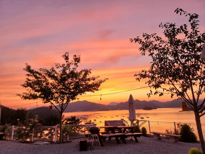 [신축] 노을지는 바다가 아름다운 펜션[B단체룸]
큰방1개(슈퍼킹침대1개)큰거실/욕실1 - Sydkorea