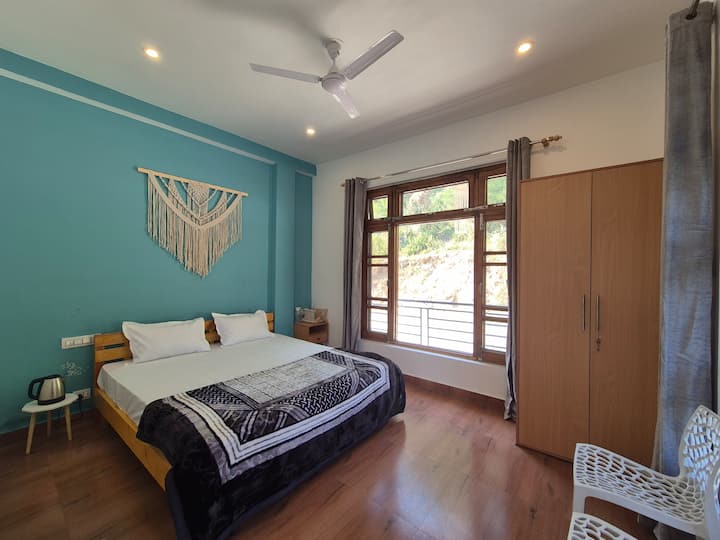 Cozy Mountain View Room In Bir | Sowa Stays - Barot