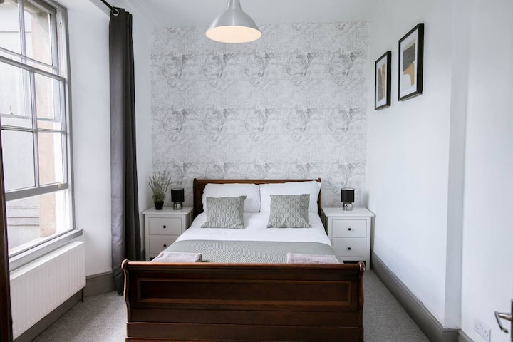 Premium City Apt | Sleeps 4 | Free Parking - Topsham