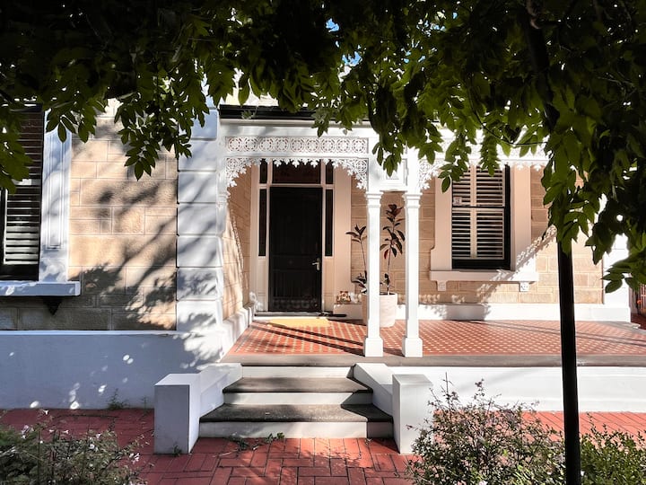 St Peters | 4br 3bath Luxury Home With Pool - Adelaide