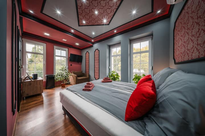 White House Apartman, Miskolc
Red Room - Miskolc