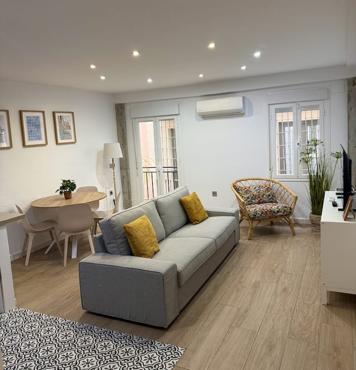 Central & Cozy, Balcony, Ac, Renovated Apartment - Los Arcos