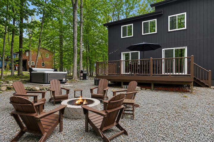 Chalet | Hot Tub | Lakes | Firepit | Game Loft - Stroudsburg, PA