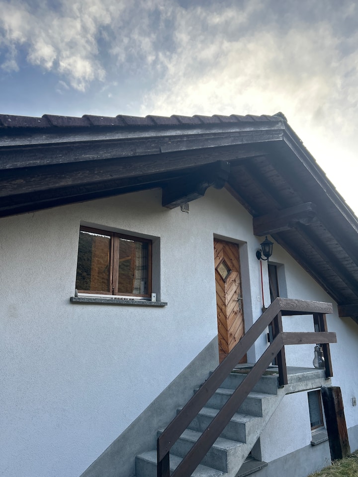 Rustikale 2.5 Zimmer Dachwohnung - Pany