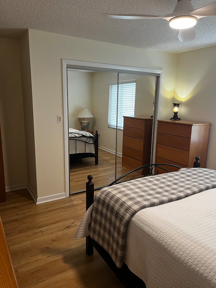 Gemütlicher Rückzugsort am See mit atemberaubenden Sonnenuntergängen ...