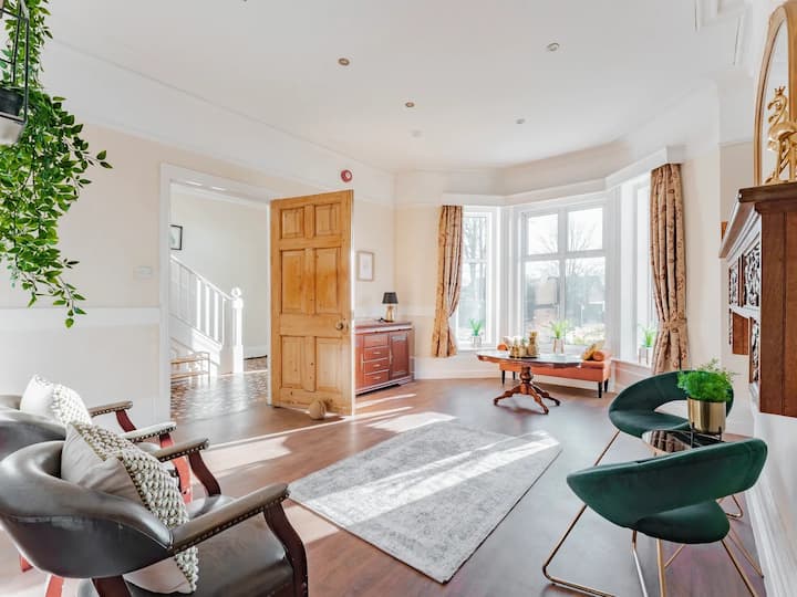 Stylish Buxton Retreat With Hot Tub And Parking - Horning