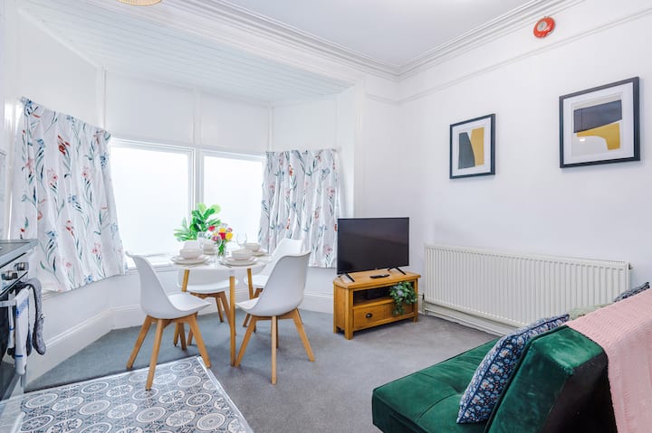 Leamington Spa's Gem: Free Netflix, Prime & Disney - Warwick