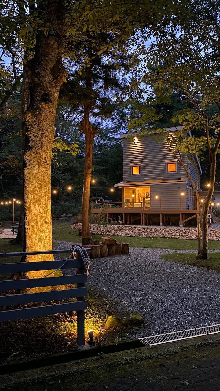 車、トラックが無料！
車でスキー場5分圏内
静かな森の中に佇む1棟貸し拘りのタイニーハウス！ - Japan