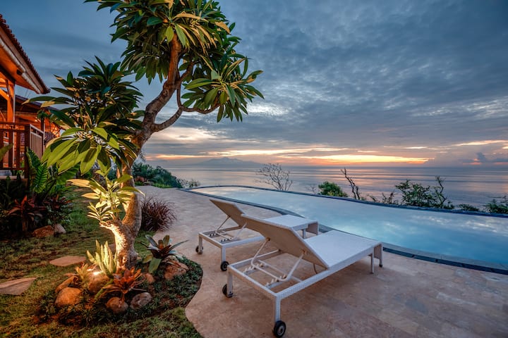 Seraya Cove Estate With Cliff, Endless Ocean Views - Seraya