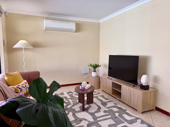 Stylish Central Retreat | Minutes To Airport & Cbd - Belmont