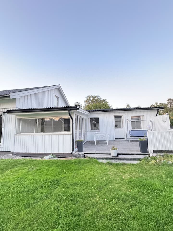 Rymligt Familjehus Med Stor Trädgård - Vallentuna