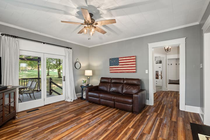 Historic Farmhouse With Pool & Barn - Mansfield, OH