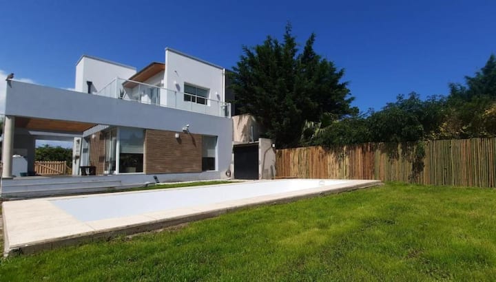 Casa Con Pileta Y Parque En Barrio Acantilados - Mar del Plata