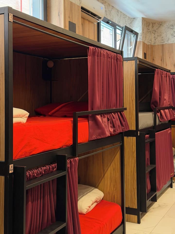 Cama En Habitación Compartida Mixta De 8 Personas - Madrid