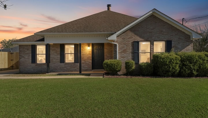 King Bed | Privacy Fence | Smart Tv's | 1gb Wi-fi - Montgomery, AL