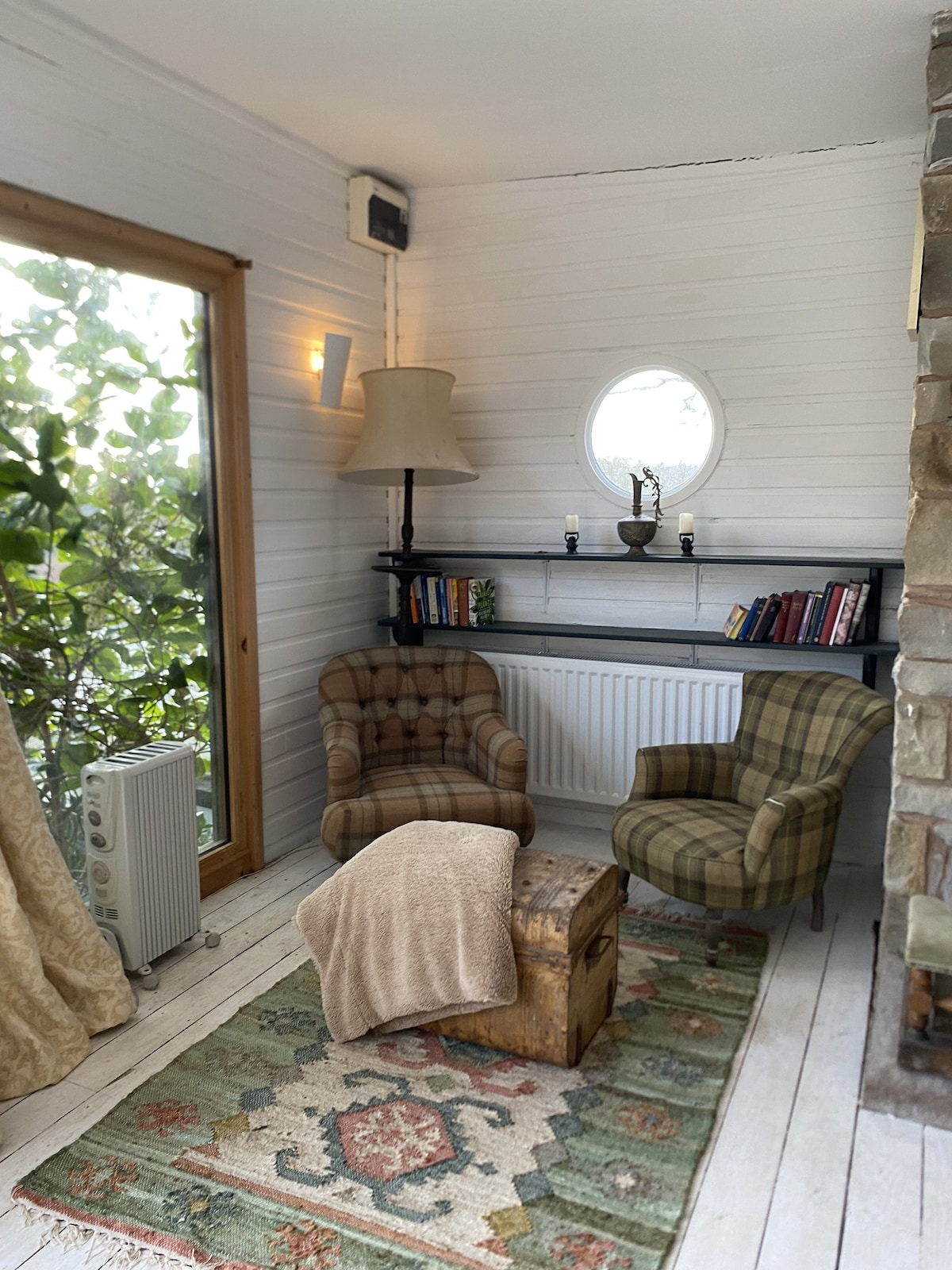 Retraite rustique dans un jardin clos, poêle à bois - Micro-maisons à ...