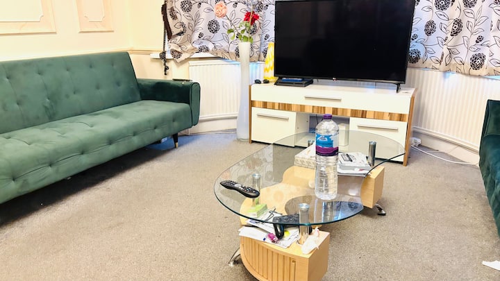 Vibrant Unit Suitable For A Family For 4 - Barking