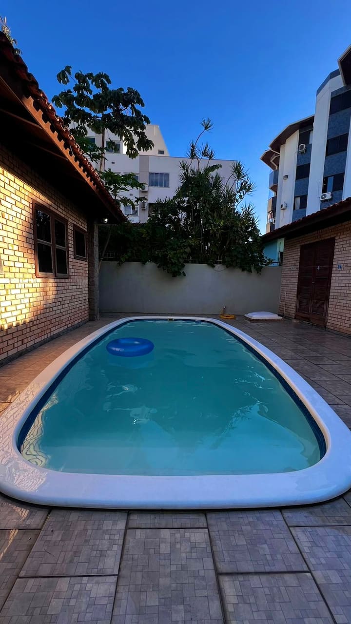 Casa Com Piscina Em Canasvieiras | 200m Da Praia. - Florianópolis