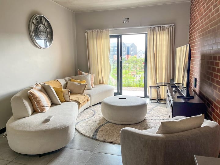 Home Away From Home | Cozy Modern Flat - Midrand